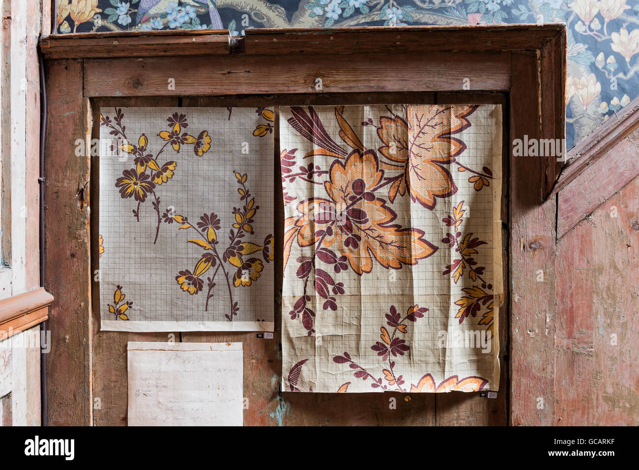 18th century french floral wallpaper hi-res stock photography and ...