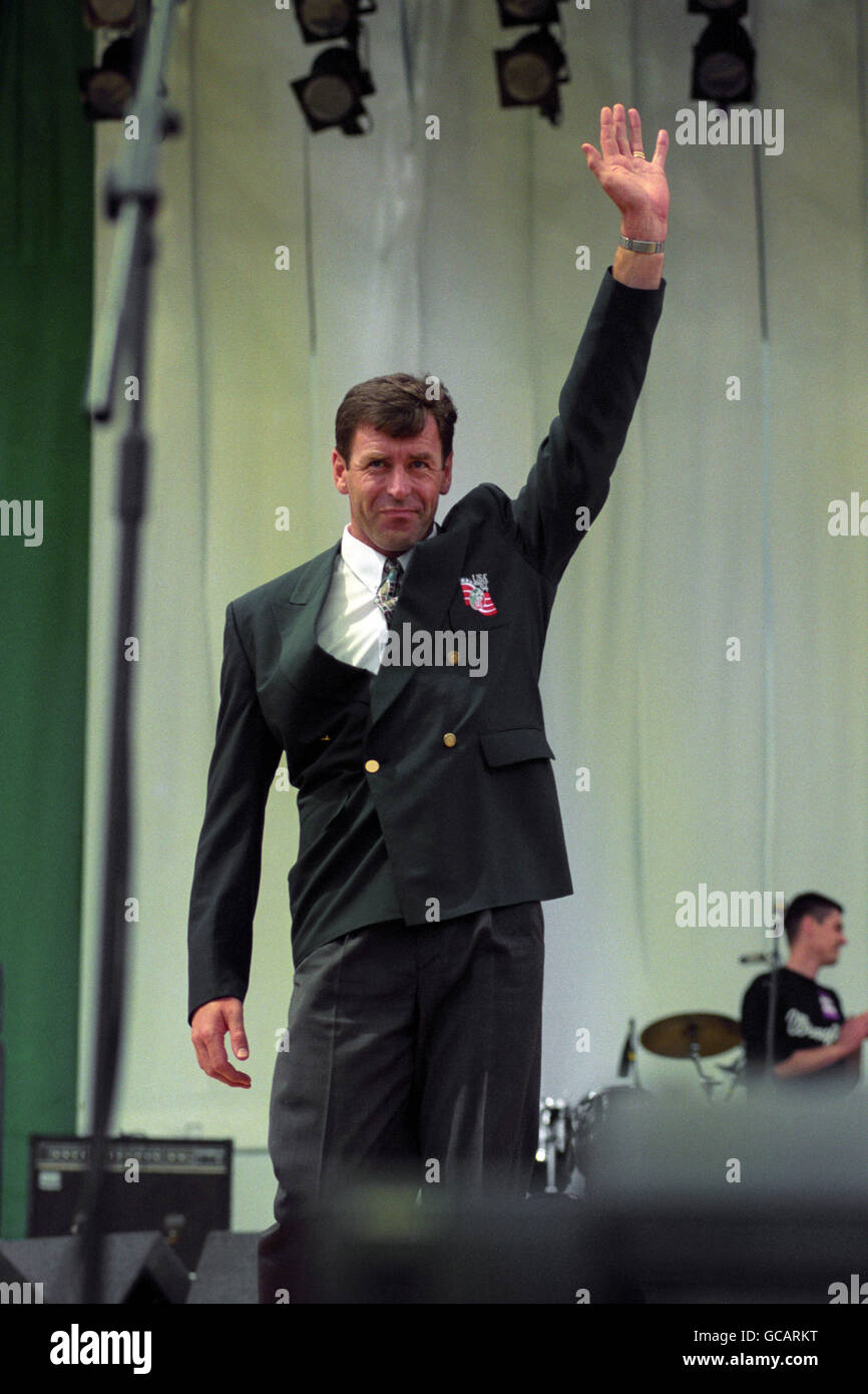 REPUBLIC OF IRELAND GOALKEEPER PAT BONNER SALUTES THE CROWD AS HE STEPS ...