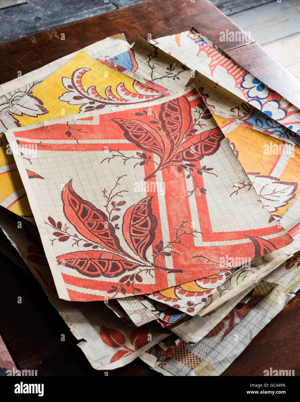 Old wallpaper patterns hi-res stock photography and images - Alamy