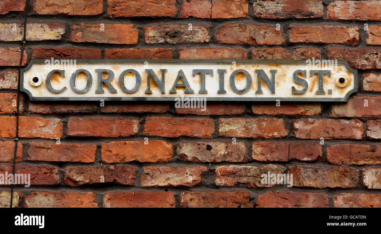 Coronation street sign hi-res stock photography and images - Alamy