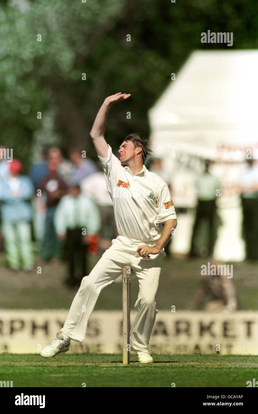 PHIL TUFNELL BOWLING Stock Photo - Alamy