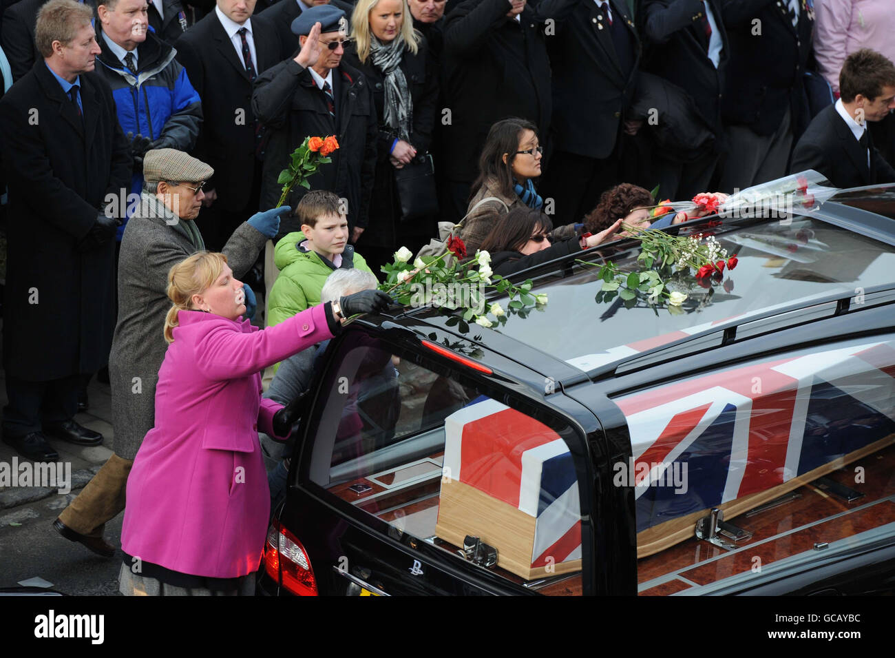 Lay flowers on the hearse of her husband hi-res stock photography and ...