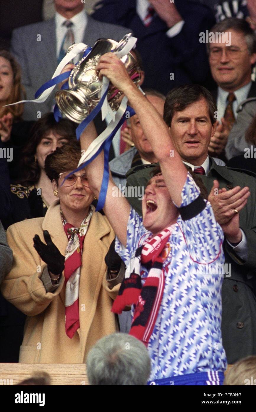 Rumbelows cup final wembley stadium hi-res stock photography and images ...