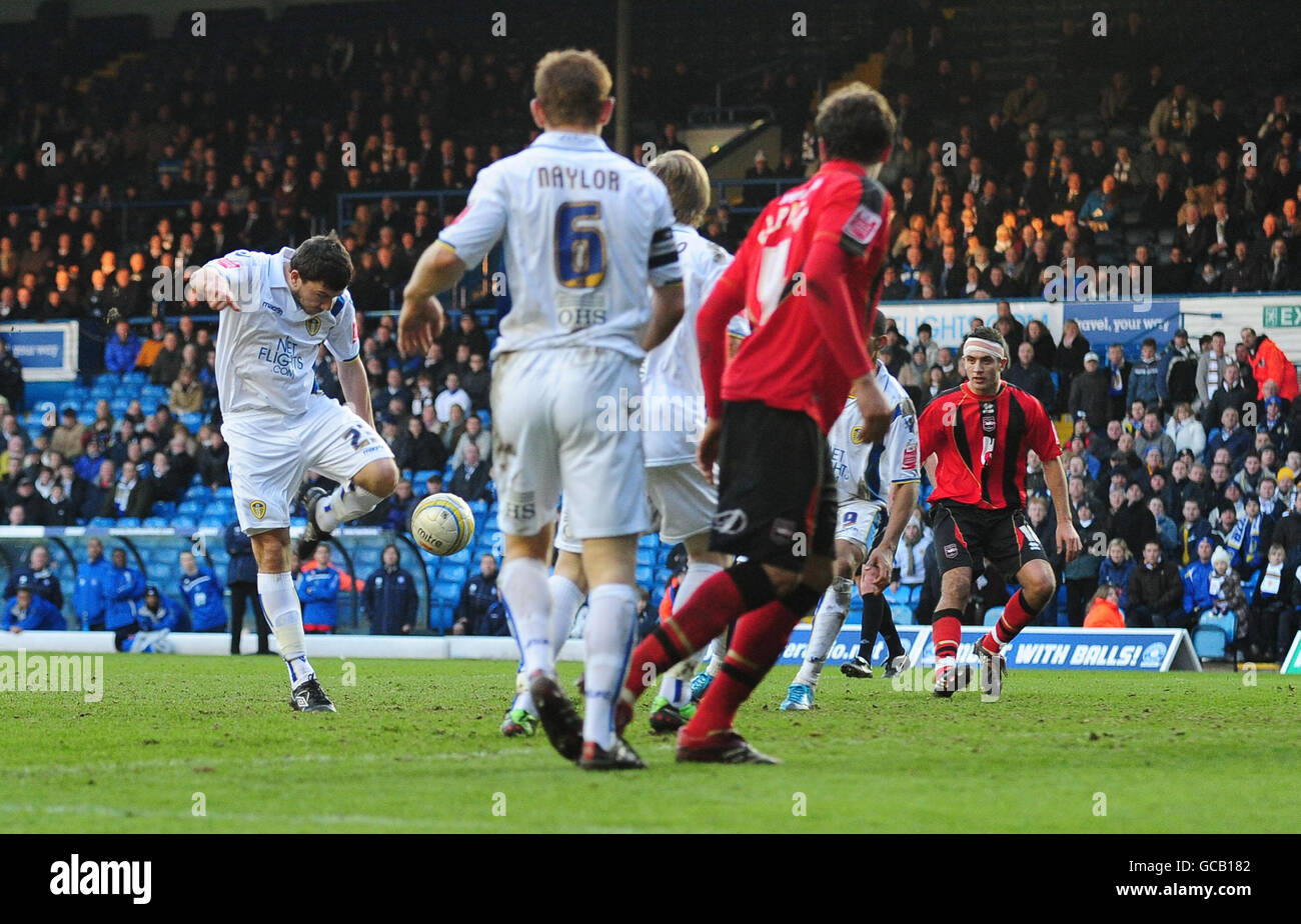 Leeds United's Robert Snodgrass (left) scores the equalising goal in ...