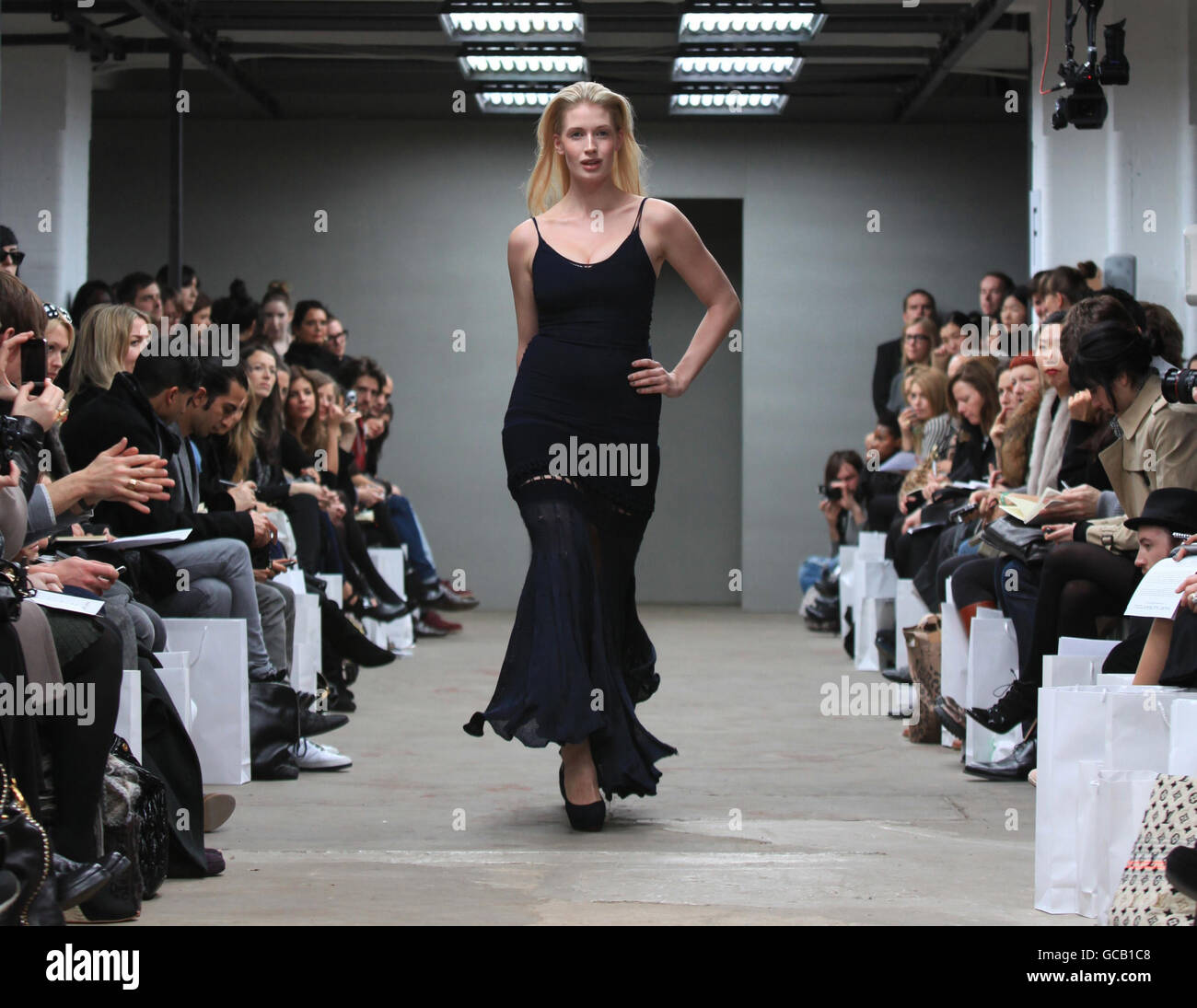 Fast fashion cat walk hi-res stock photography and images - Alamy