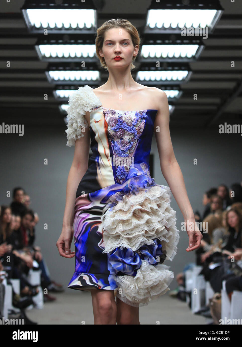 One shoulder fashion week hi-res stock photography and images - Alamy