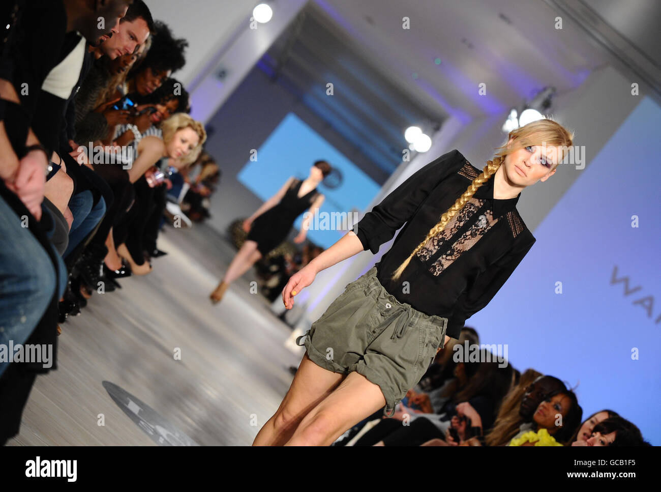Girls on a catwalk hi-res stock photography and images - Alamy