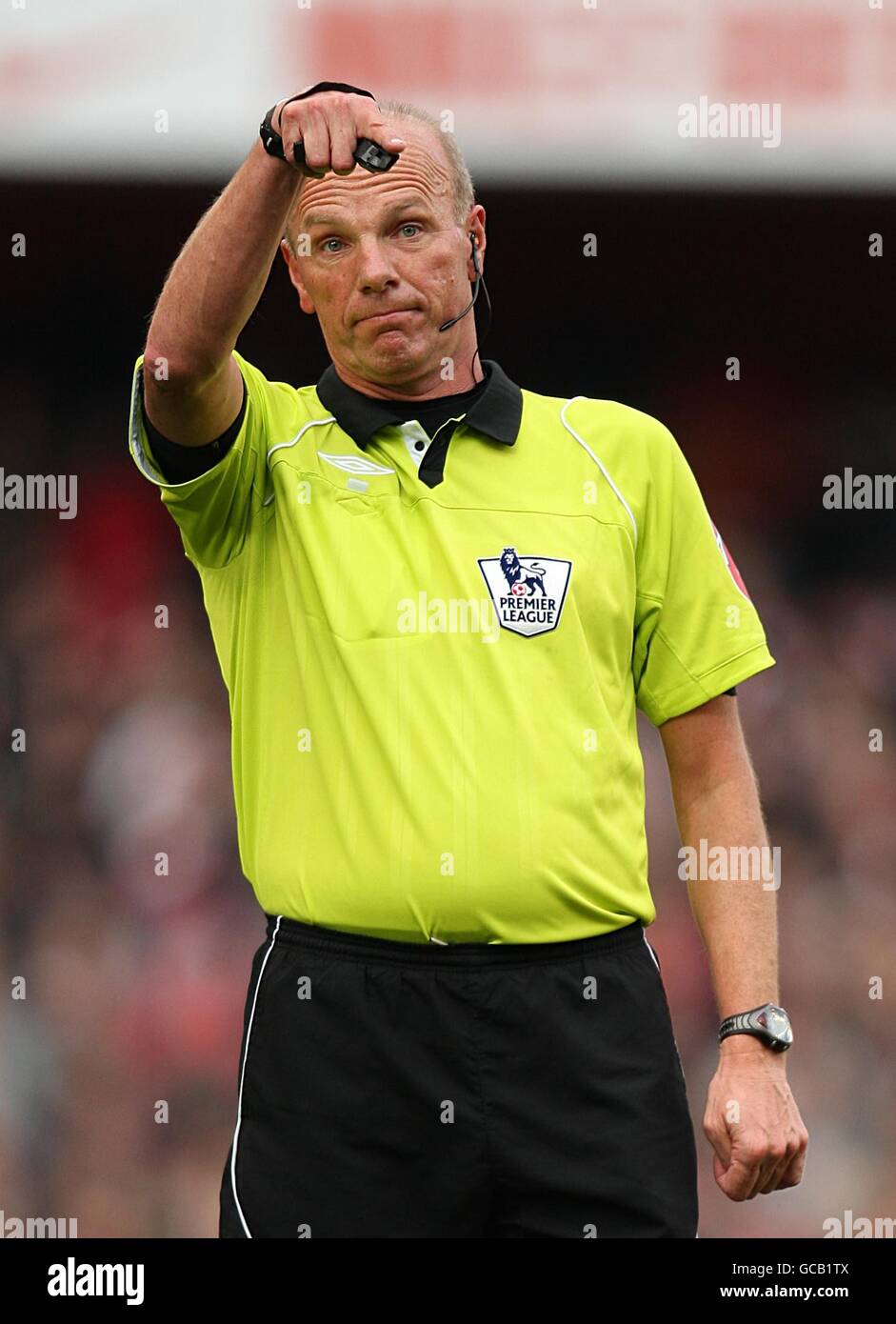 Football referee steve bennett hi-res stock photography and images - Alamy