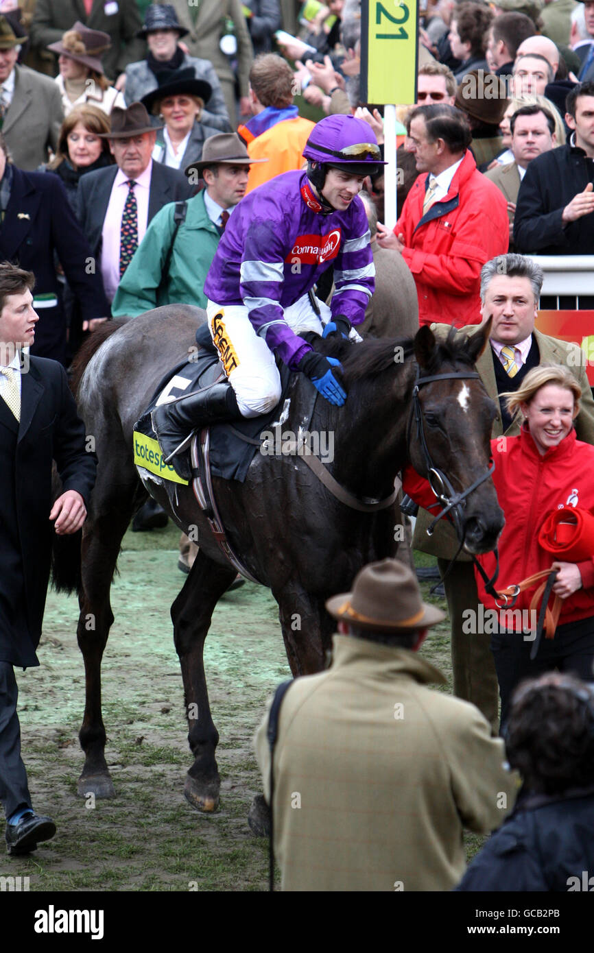 Sam thomas trainer hi-res stock photography and images - Alamy