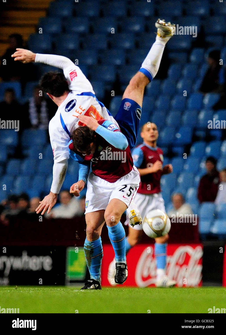 Aston Villa's Stephen Warnock and Crystal Palace's Alan Lee (top ...