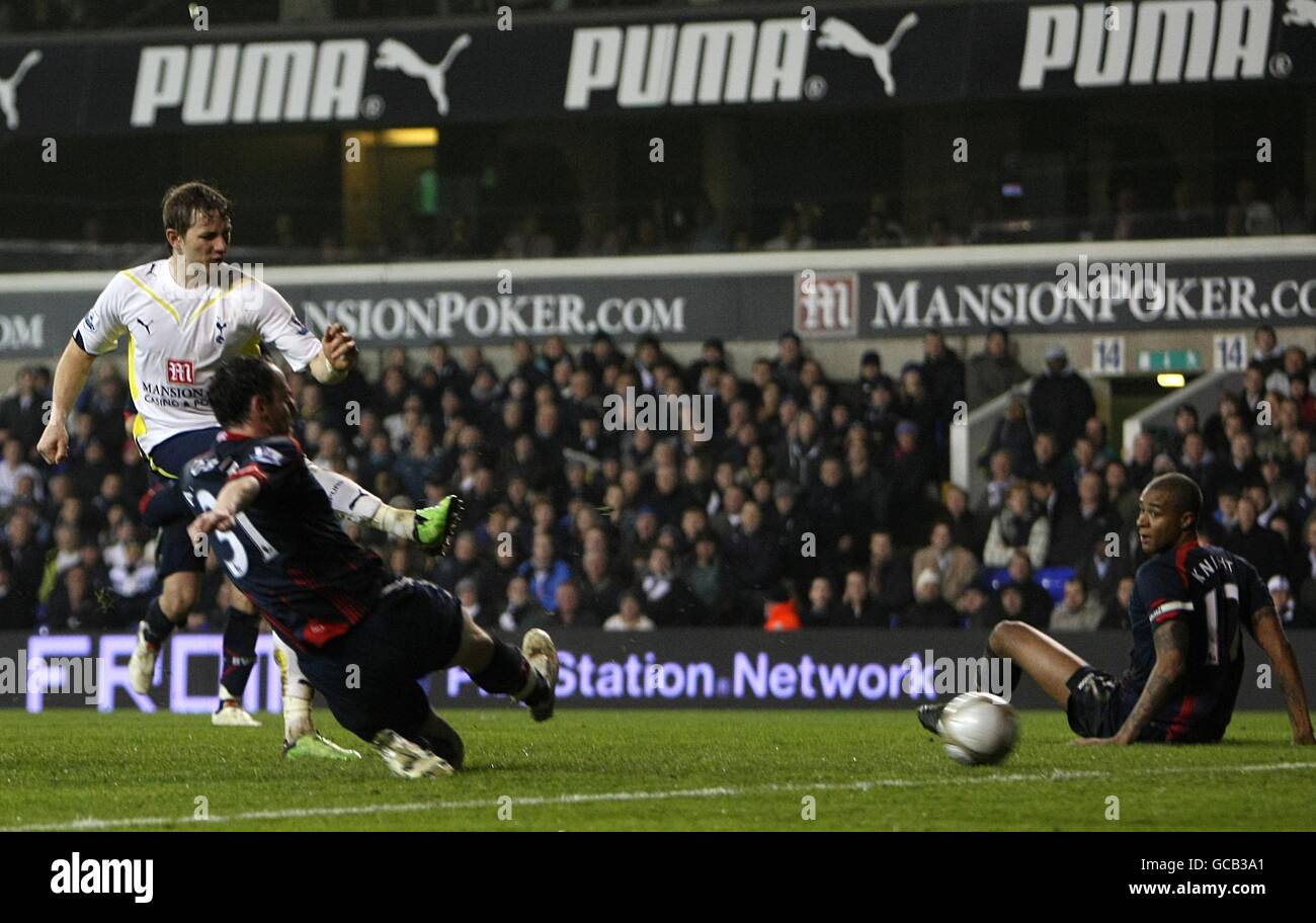 Tottenham Hotspur's Roman Pavlyuchenko (left) scores his second and his ...