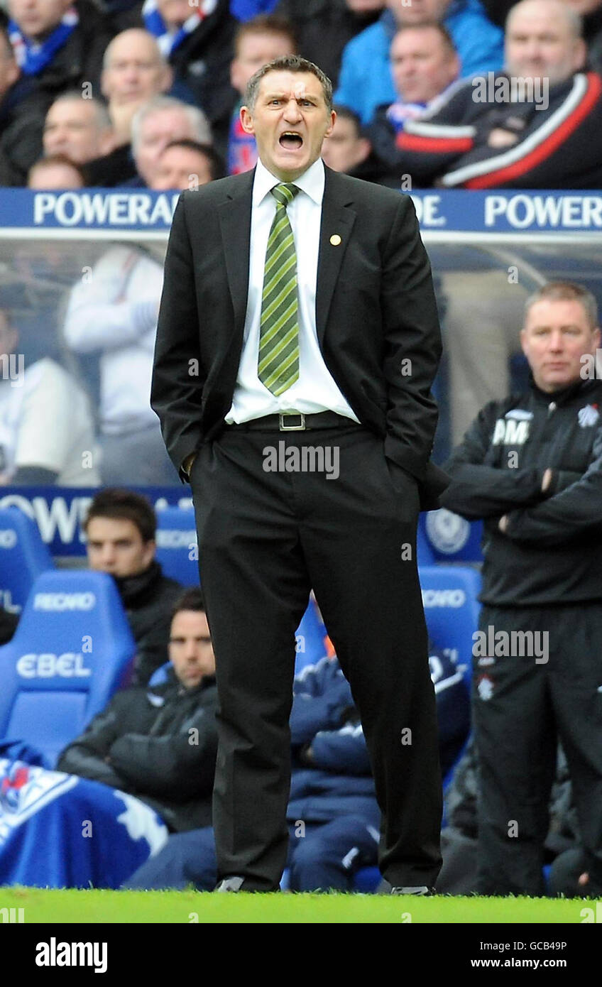 Football manager shouting at player hi-res stock photography and images ...