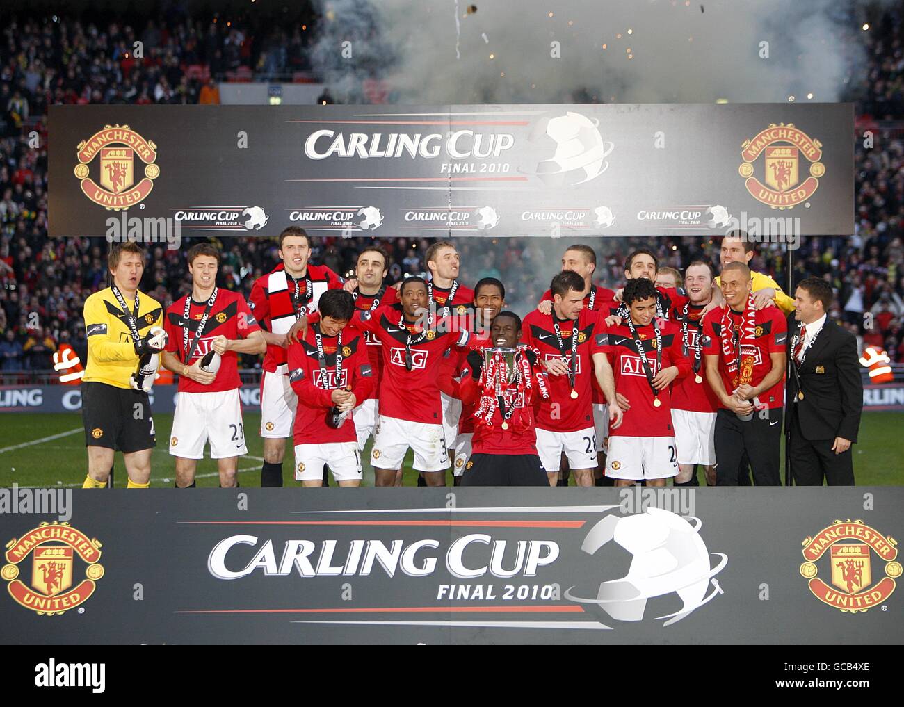 Manchester united celebrate with the carling cup trophy hi-res stock ...