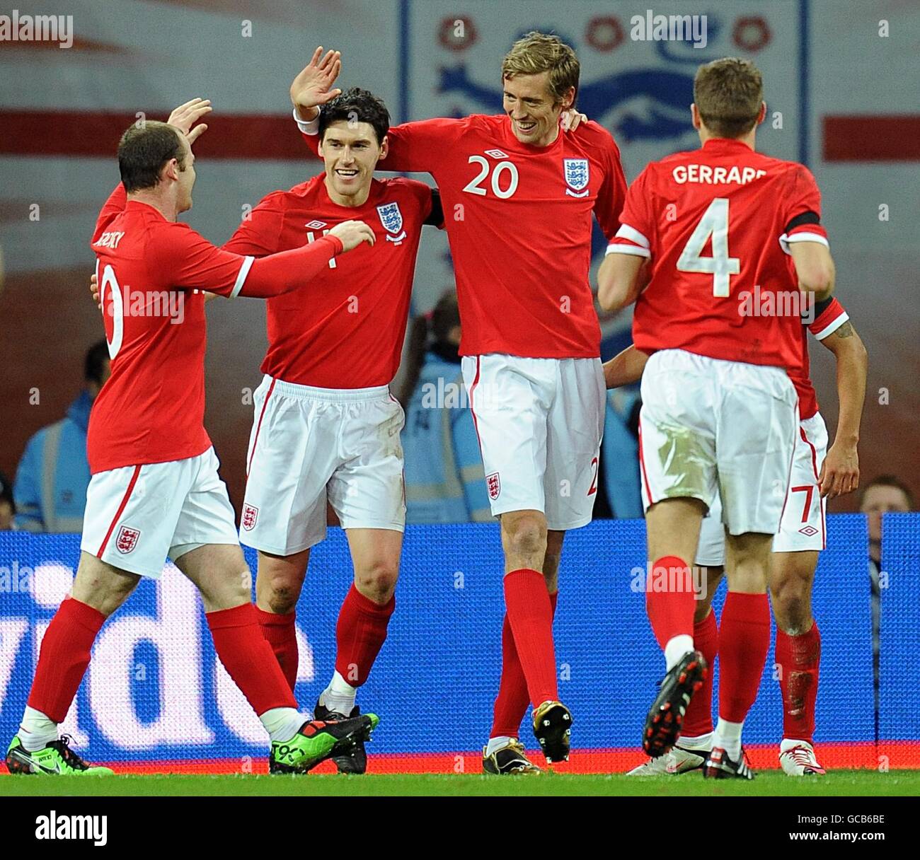 England's Peter Crouch (centre right) celebrates scoring their first ...
