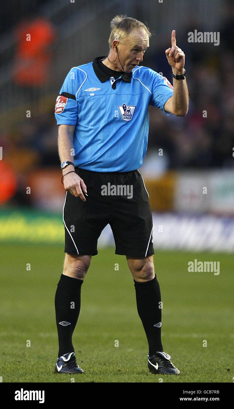 Peter walton referee hi-res stock photography and images - Alamy