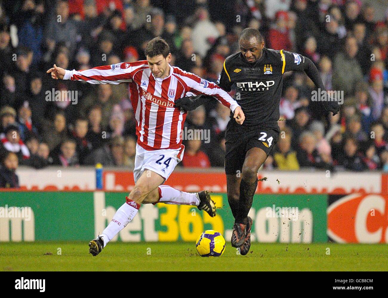 Manchester City's Patrick Vieira and Stoke City's Rory Delap (left ...