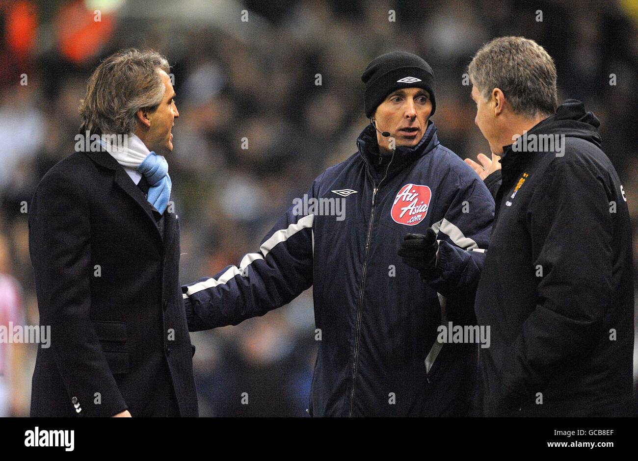 Manchester City manager Roberto Mancini and his assistant Brian Kidd ...