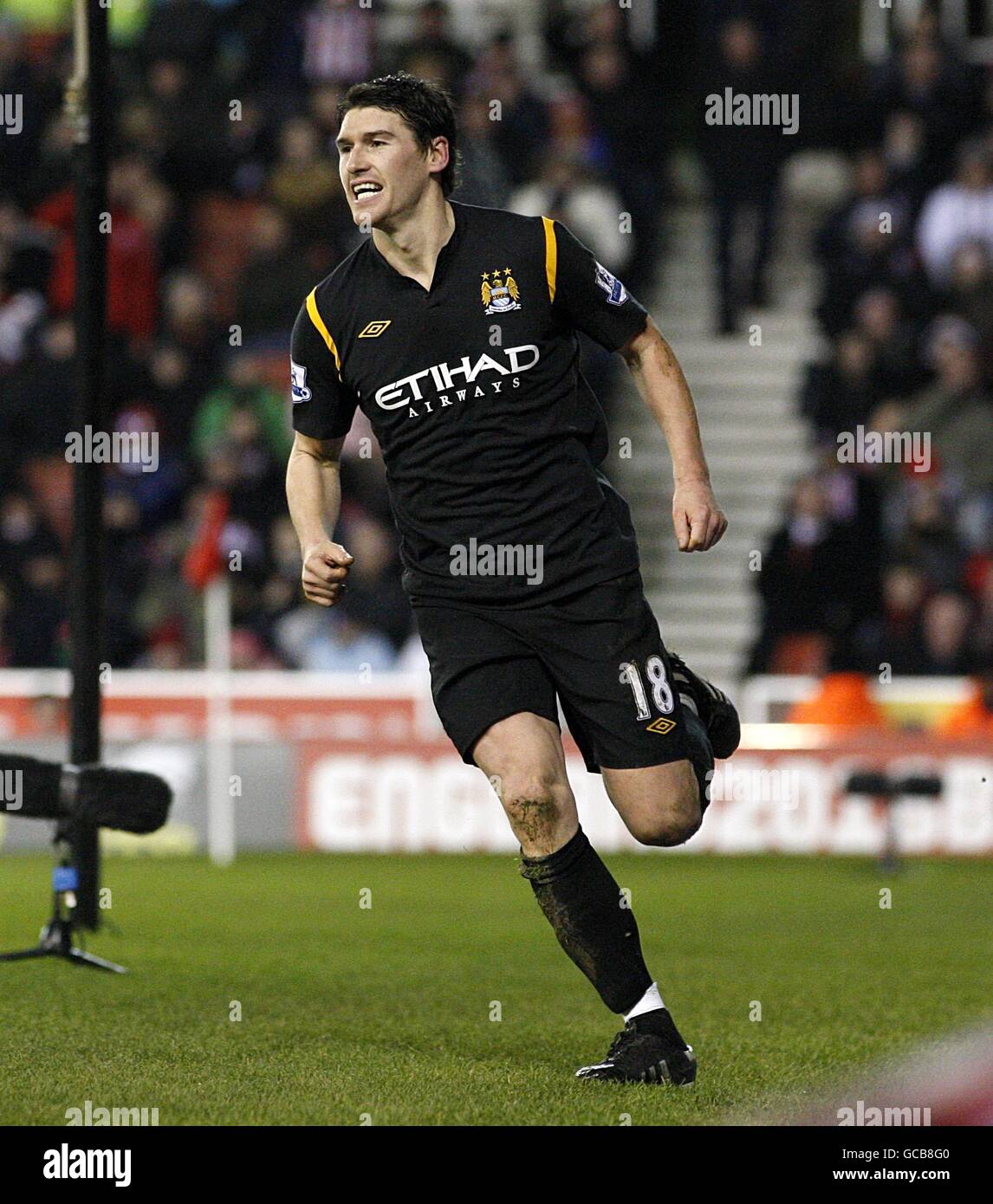 Manchester citys gareth barry hi-res stock photography and images - Alamy