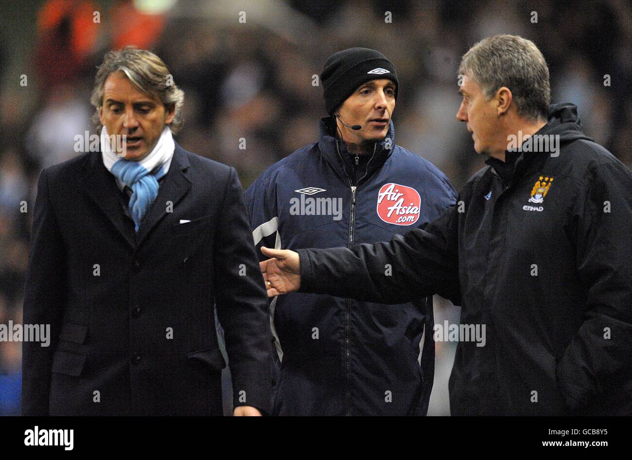 Manchester City manager Roberto Mancini and his assistant Brian Kidd ...