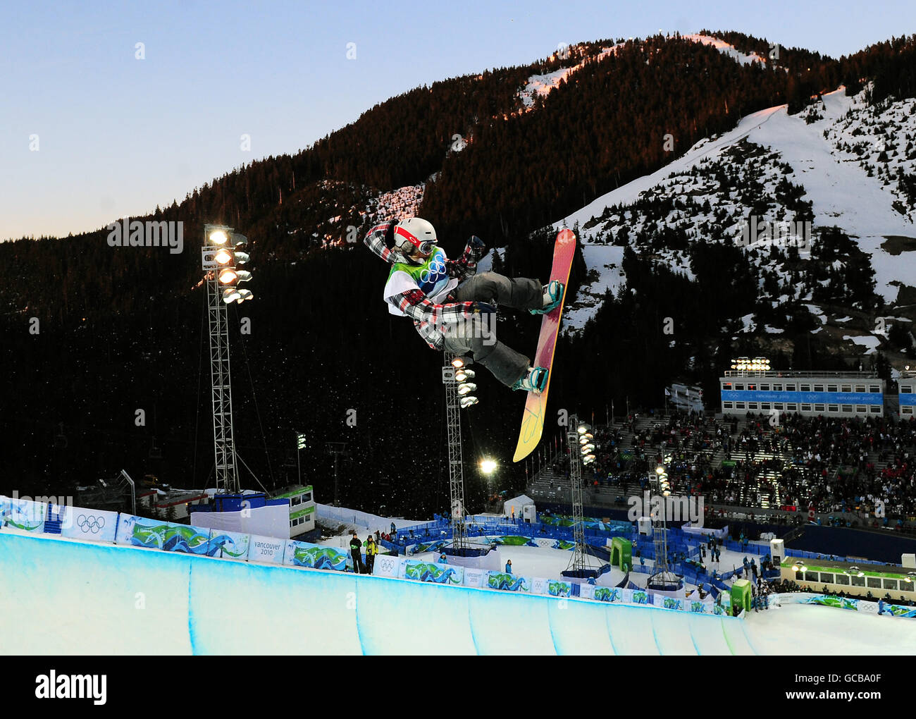 Snowboarder halfpipe olympics hi-res stock photography and images - Alamy