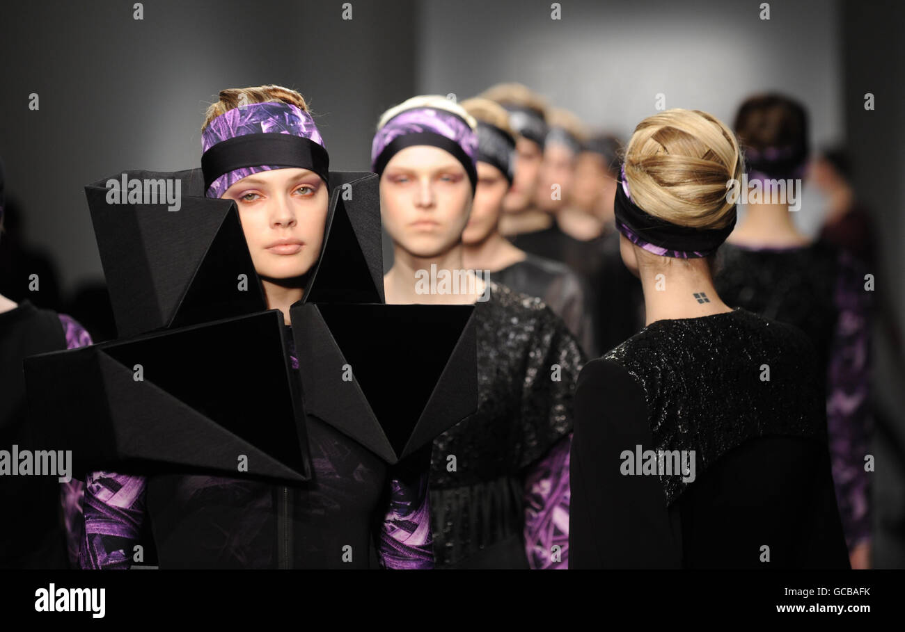 Girls model models catwalk fashion hi-res stock photography and images ...