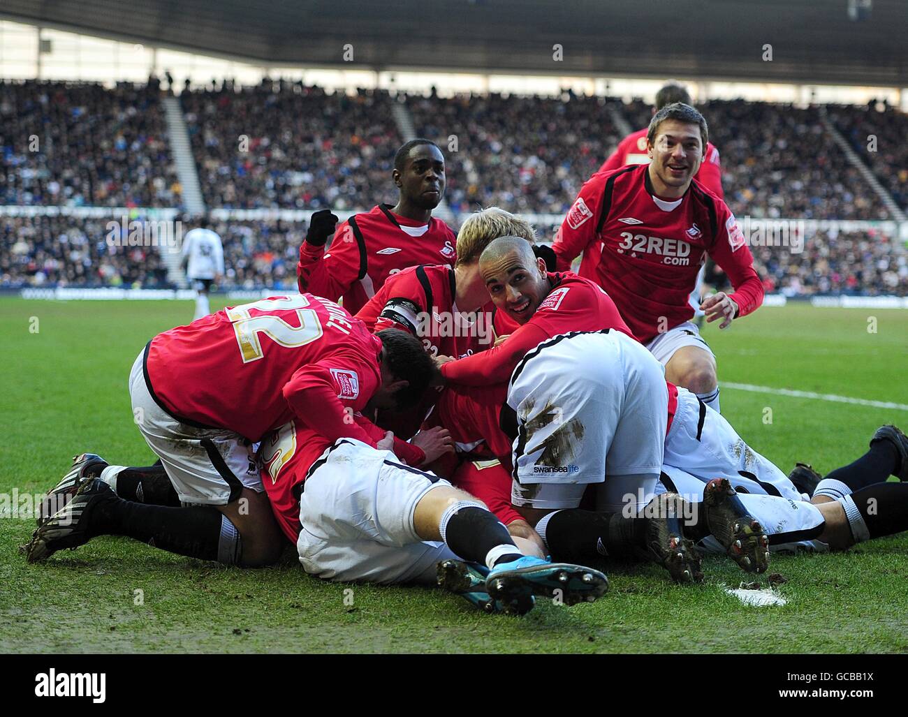Full length goal celebration football hli hi-res stock photography and ...
