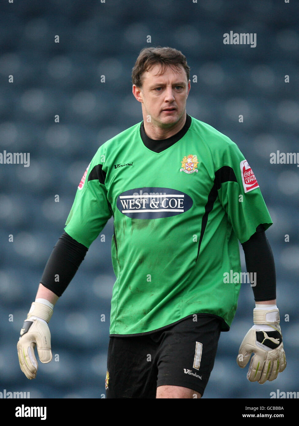 Dagenham redbridge goalkeeper tony roberts hi-res stock photography and ...
