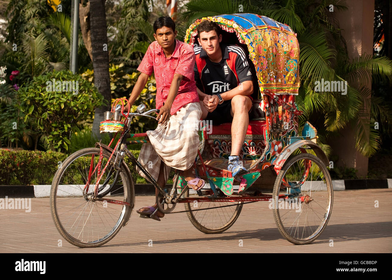 Rickshaw rider dhaka bangladesh hi-res stock photography and images - Alamy