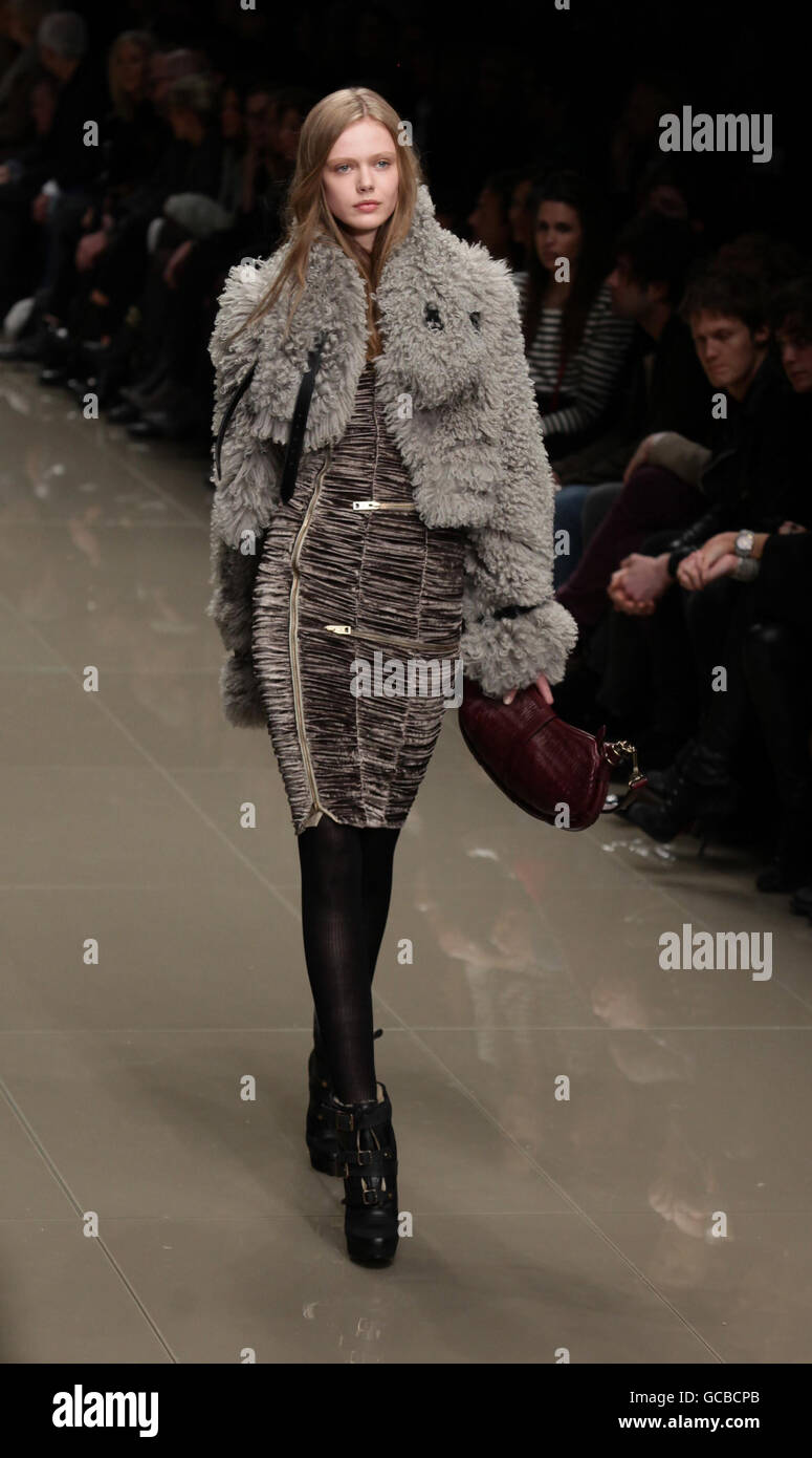 Burberry Catwalk - London Fashion Week Stock Photo - Alamy