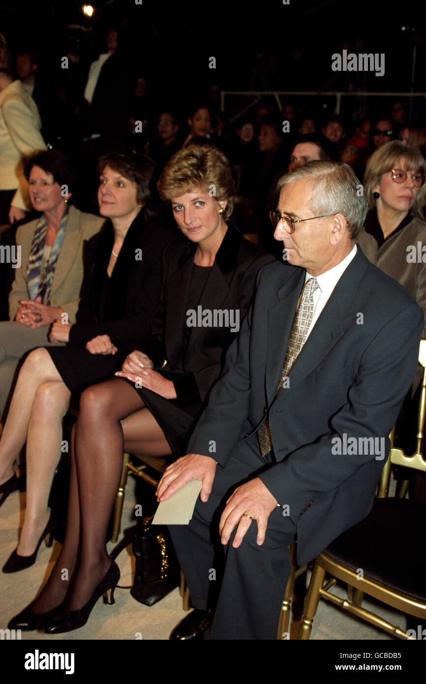 Princess diana crowd hi-res stock photography and images - Alamy