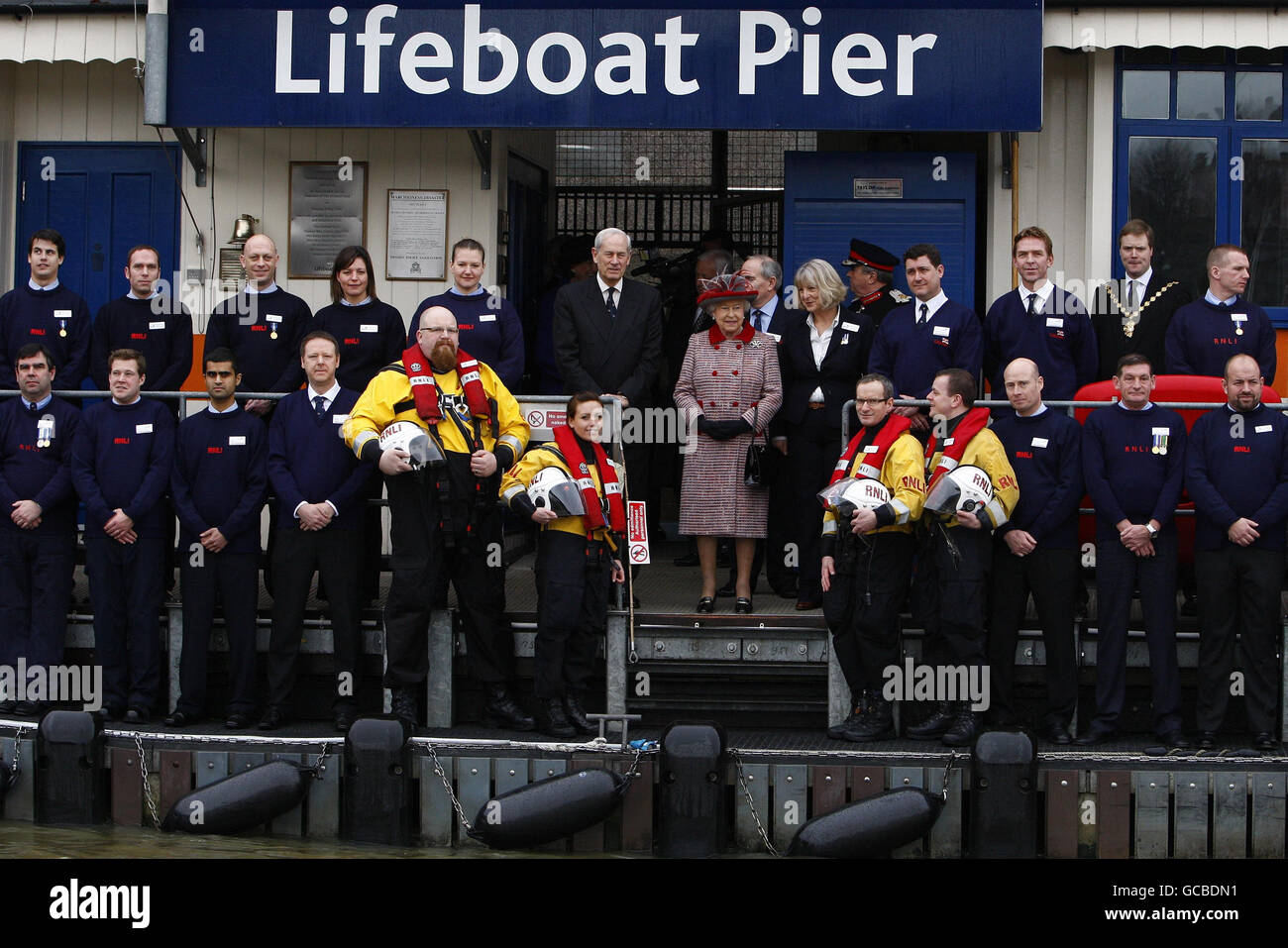 Britains queen elizabeth ii centre poses for photograph with personnel ...
