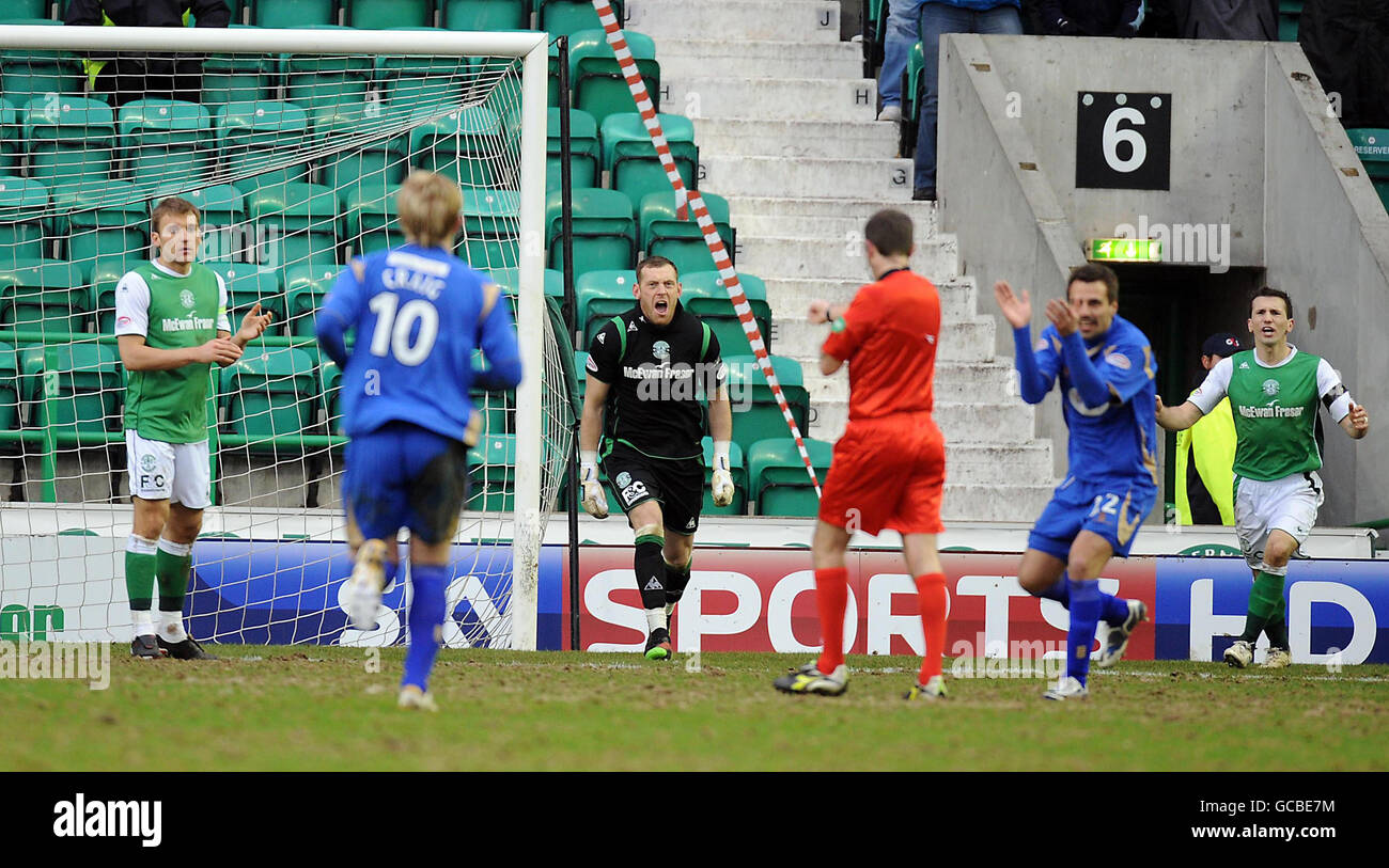 Hibernian goalkeeper Graham Stack (centre) vents his frustration at ...