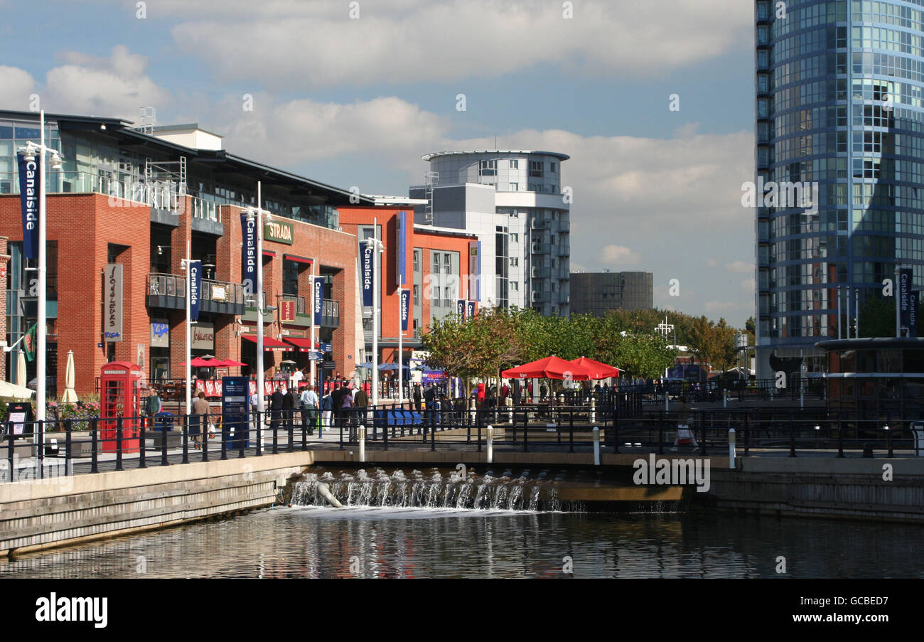 Portsmouth gunwharf quays shopping mall hi-res stock photography and ...