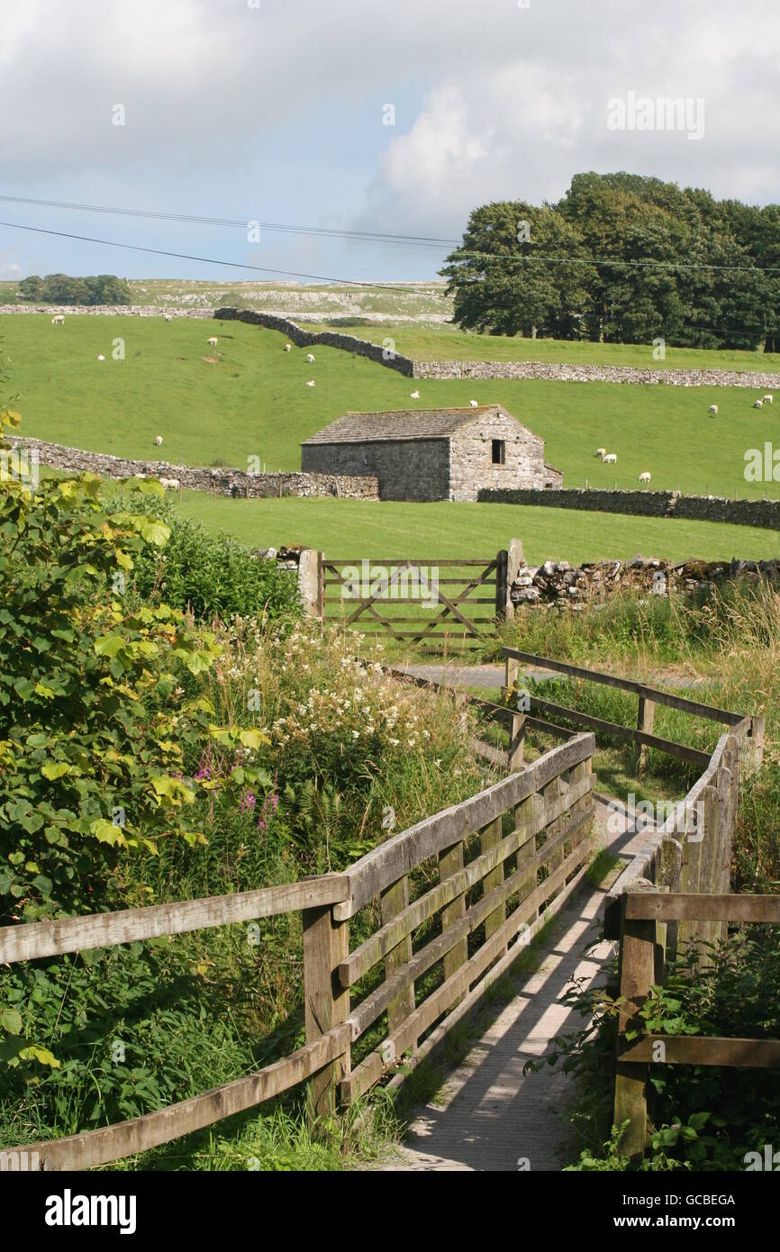 Barn and Footbridge near Horton-in-Ribblesdale Brackenbottom Stock ...
