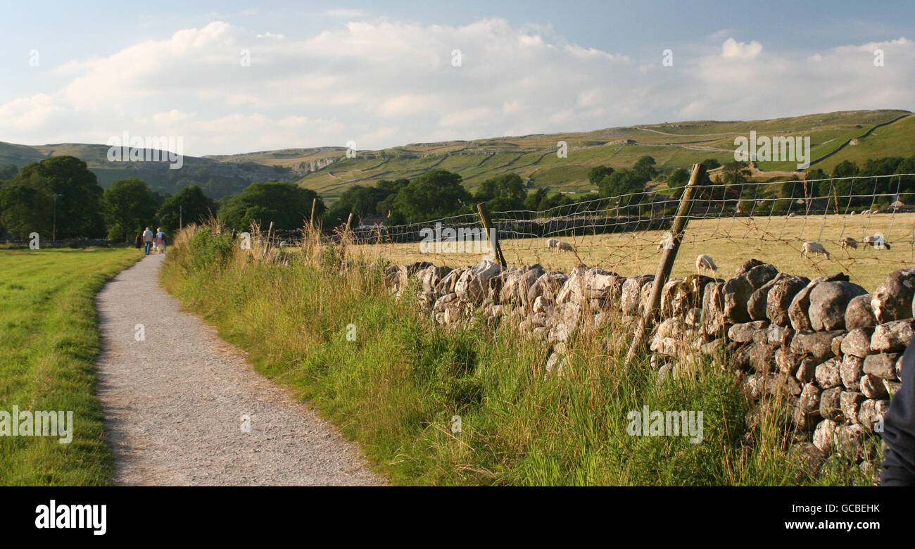 The Footpath to Goredale Scar, Malhamdale Stock Photo - Alamy