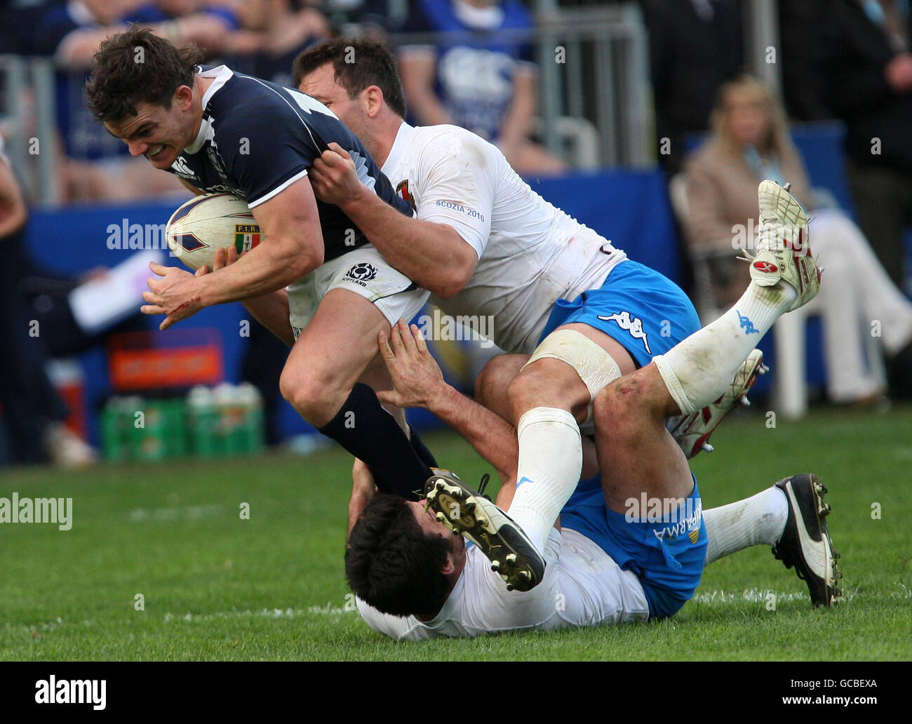 Scotland's Max Evans (centre) runs at Italy's Craig Gower and Andrea ...
