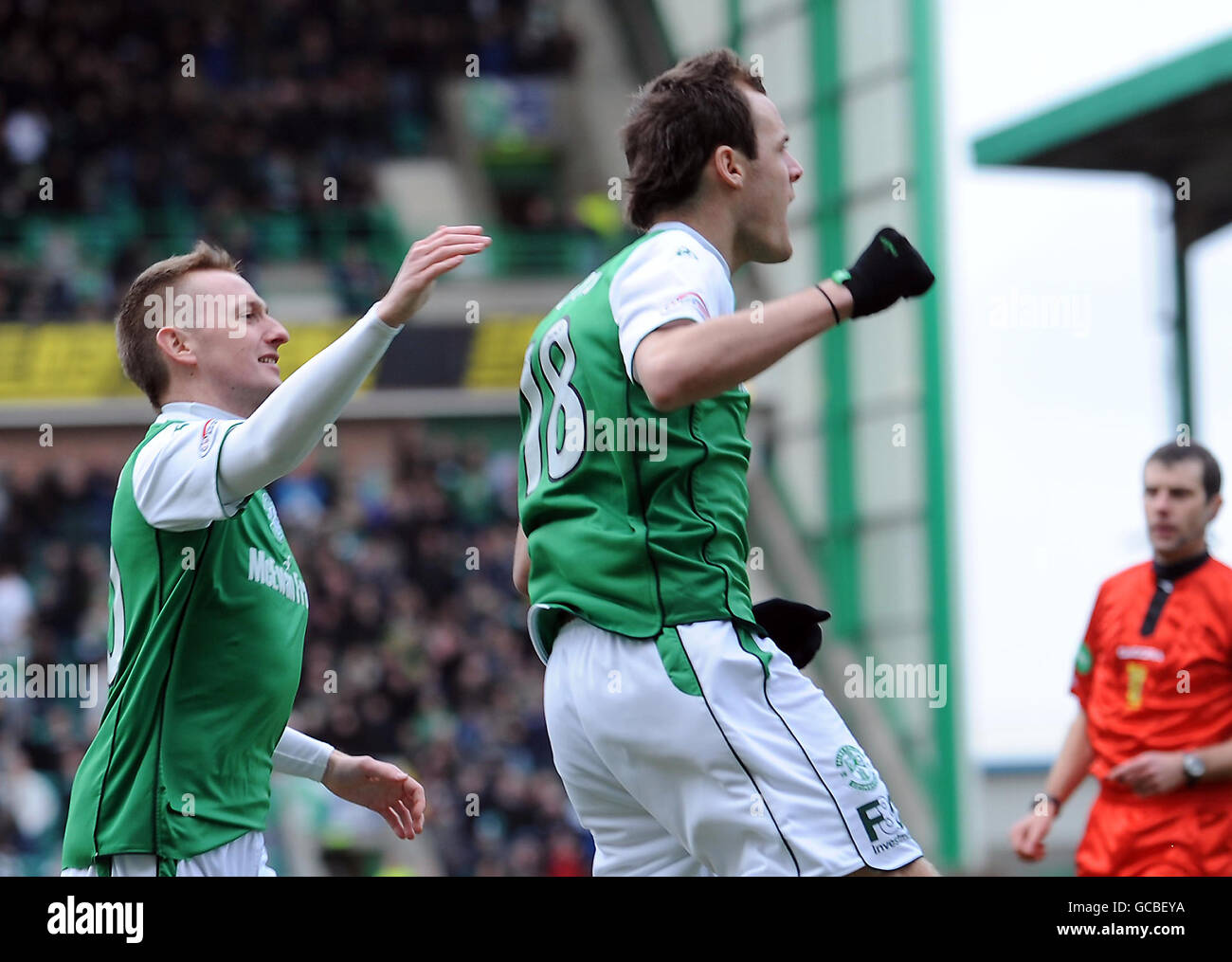 Hibernian's Anthony Stokes (centre) celebrates scoring their first goal ...