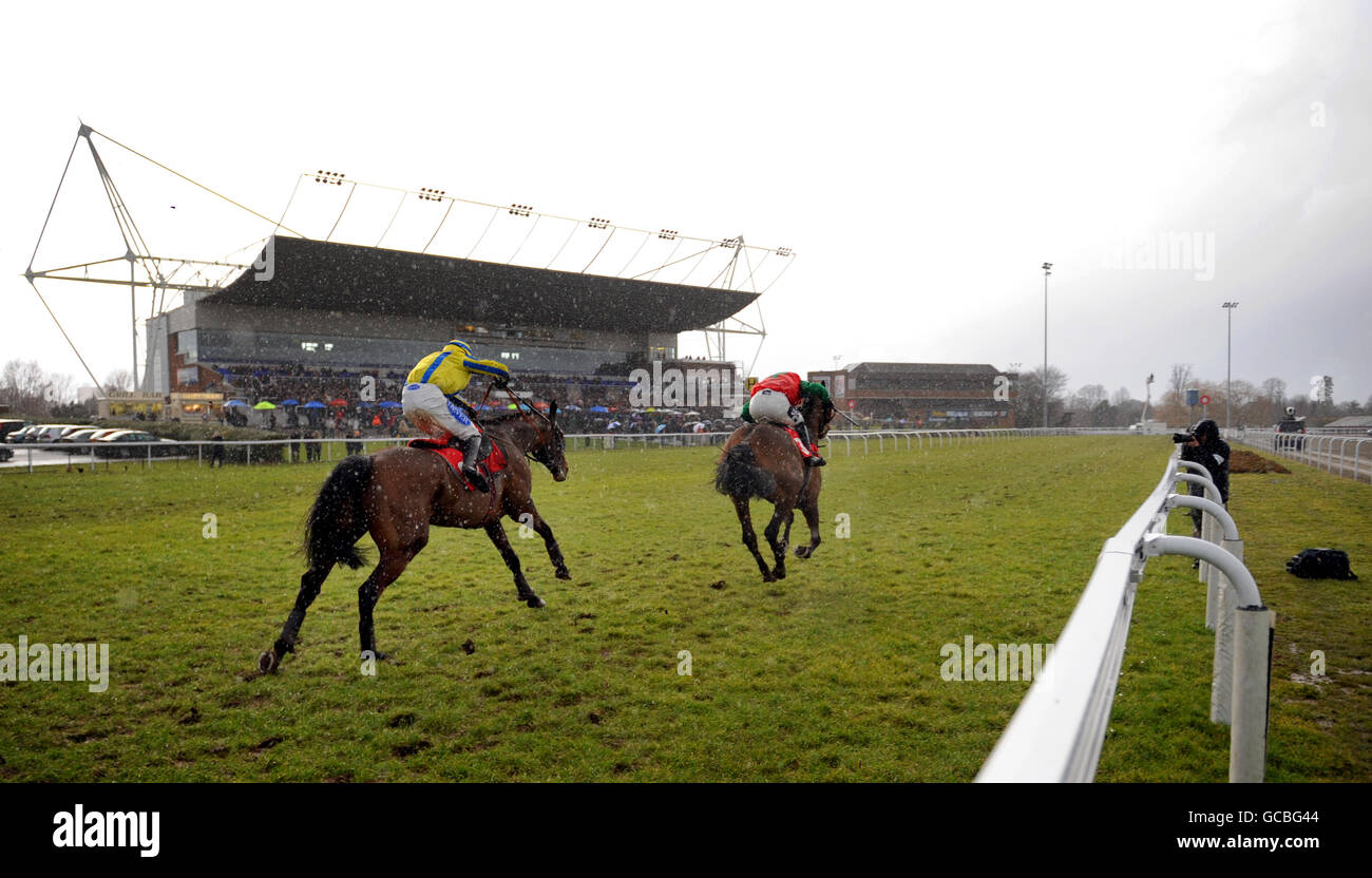 Kempton park racecourse grandstand hi-res stock photography and images ...