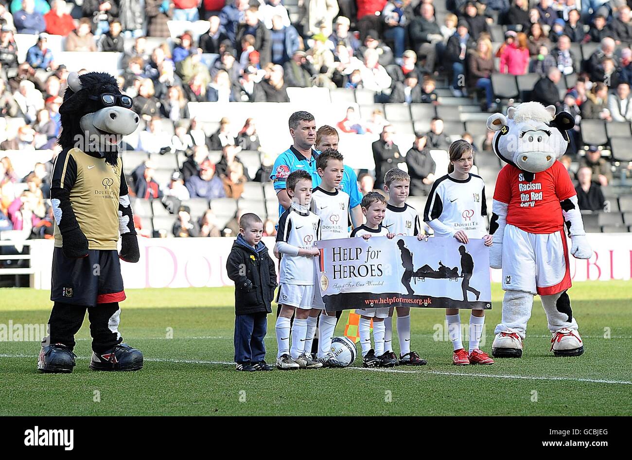 Milton keynes dons mascots donny and mooie hi-res stock photography and ...