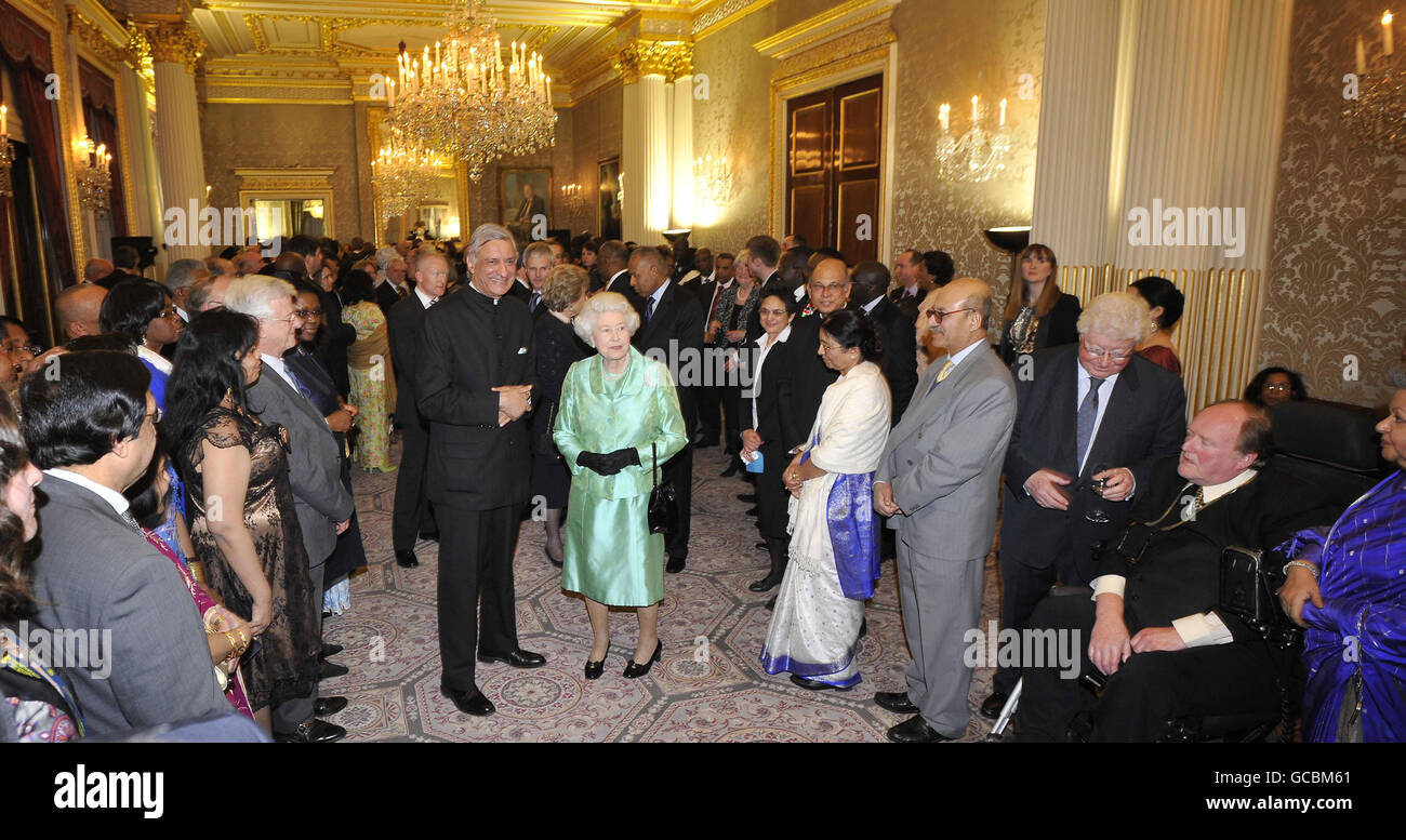 Britain's Queen Elizabeth II with Commonwealth Secretary General Mr ...