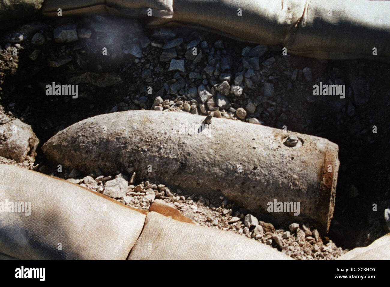 Defusing a bomb hi-res stock photography and images - Alamy