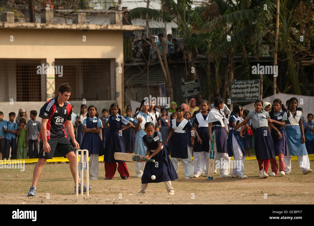 School children playing cricket hi-res stock photography and images - Alamy