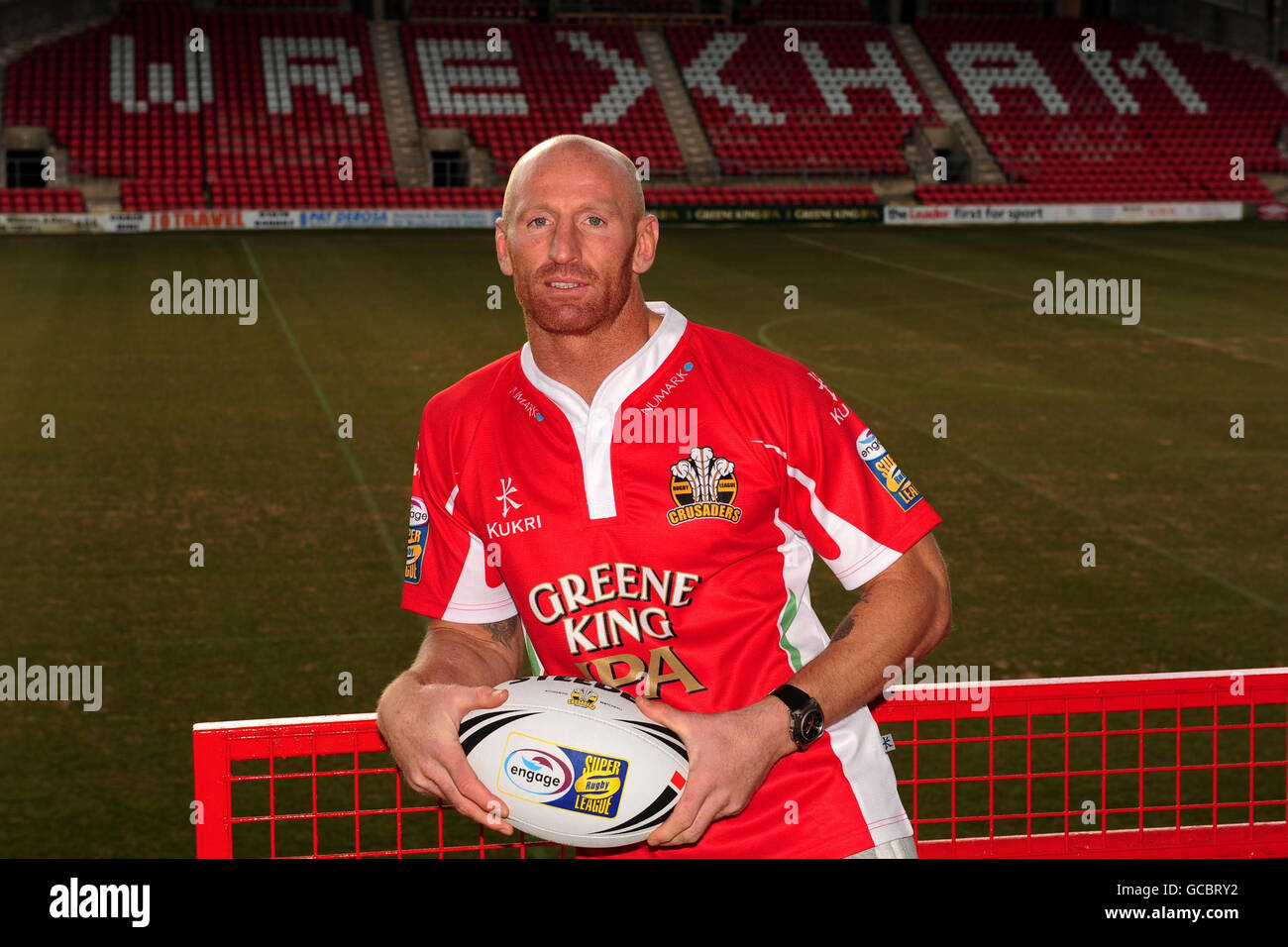 Gareth thomas poses hi-res stock photography and images - Alamy