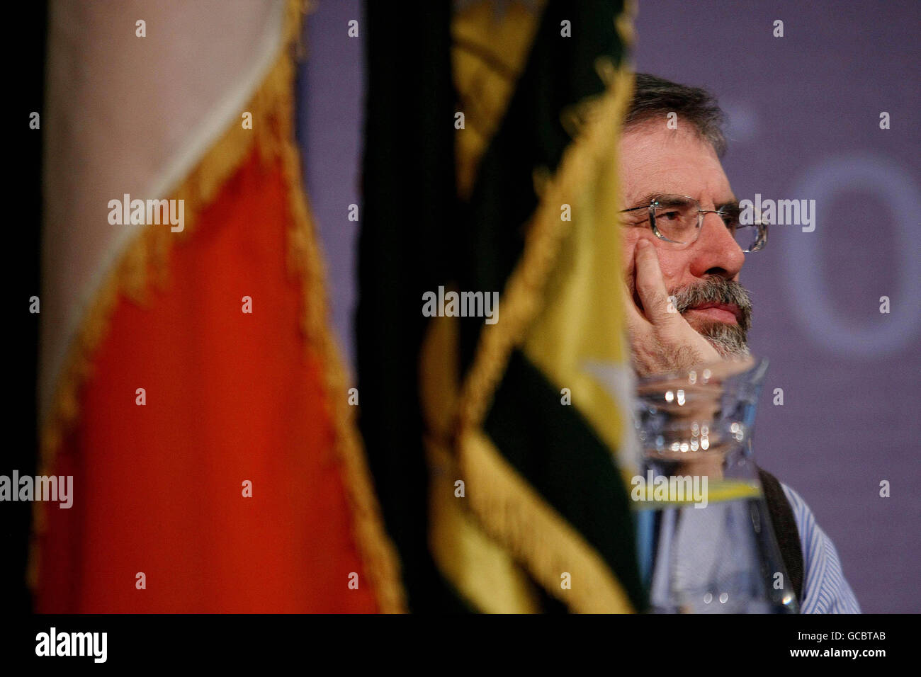The hand gerry adams hi-res stock photography and images - Alamy