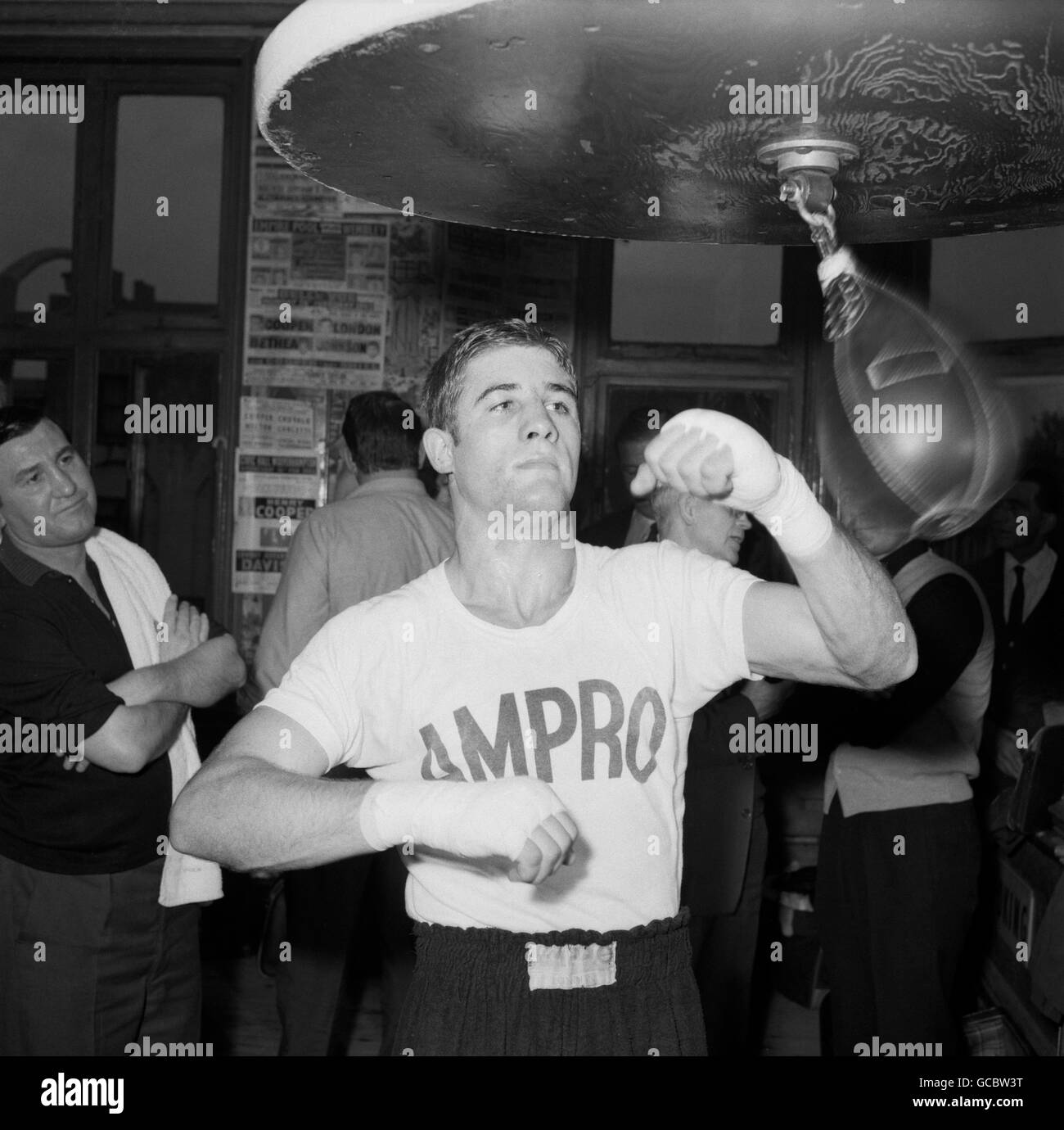 Mark rowe using the speed ball hi-res stock photography and images - Alamy