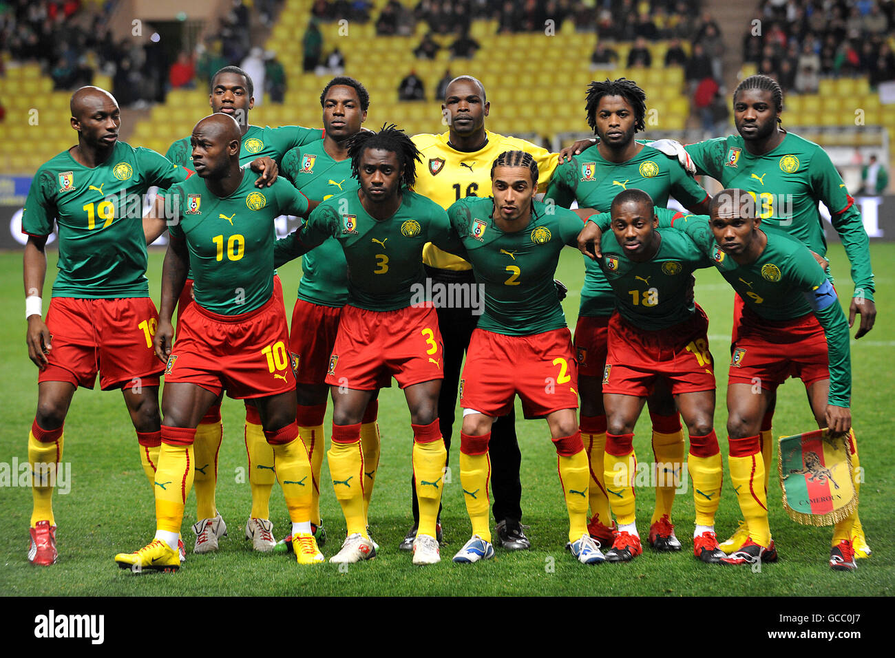 Cameroon team group left to right hi-res stock photography and images ...