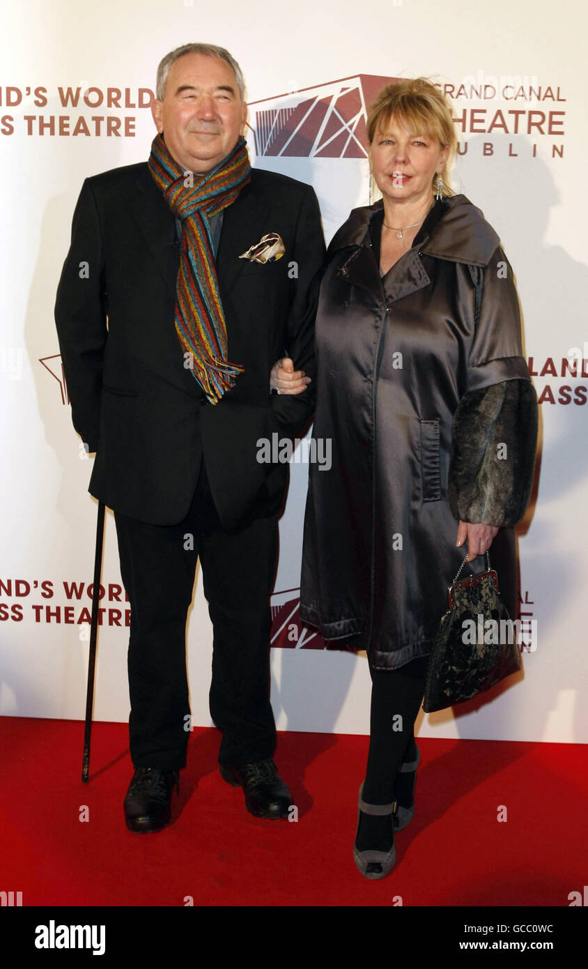 Swan dublin canal hi-res stock photography and images - Alamy