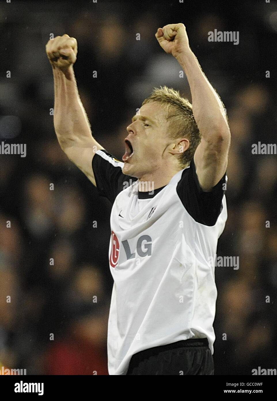 Fulham's Damien Duff celebrates after the final whistle Stock Photo - Alamy