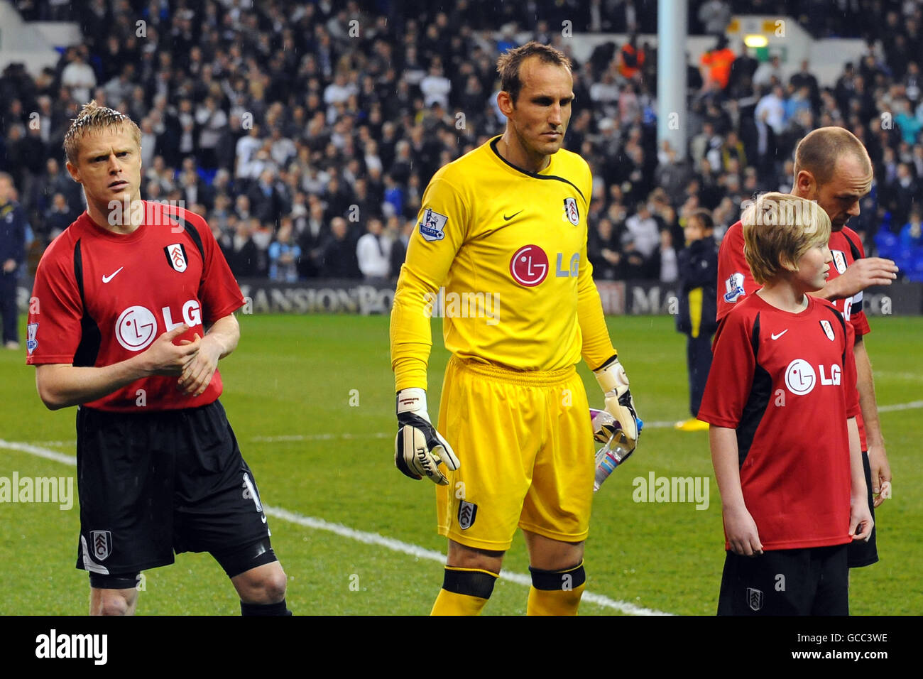 Fulham mascot George Giles lines up with Fulham's Damien Duff, Mark ...