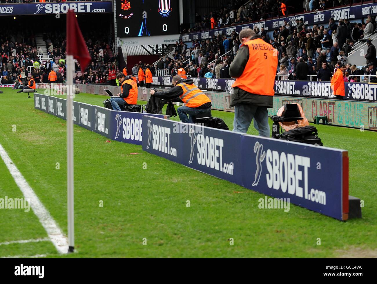Pitch side advertising hi-res stock photography and images - Alamy
